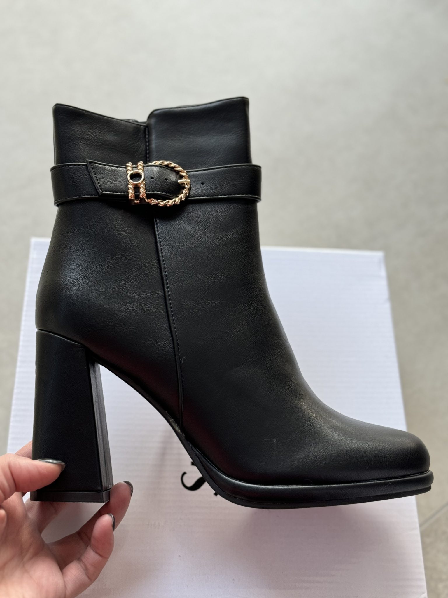 Zwarte botjes met goudkleurige gesp – Karo Kinrooi