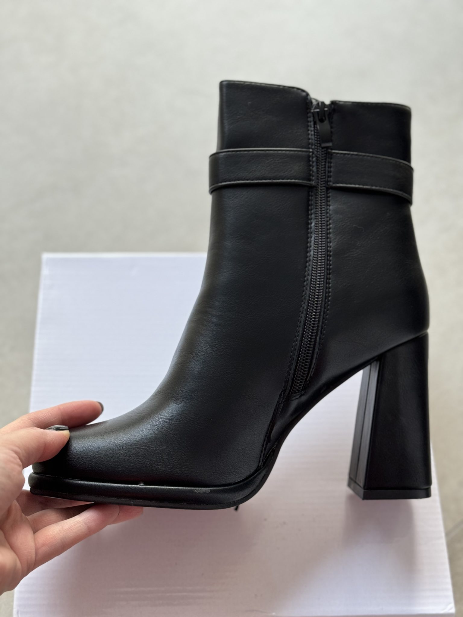 Zwarte botjes met goudkleurige gesp – Karo Kinrooi