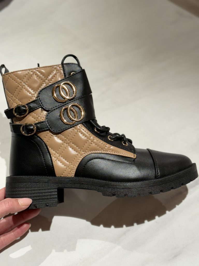 Zwarte botjes met riempjes – Karo Kinrooi